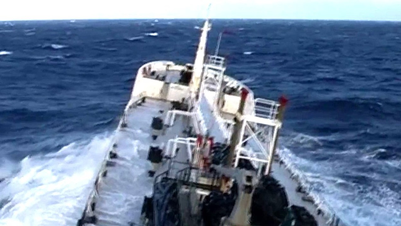 Tankowiec podczas sztormu na Oceanie Atlantyckim - CDA